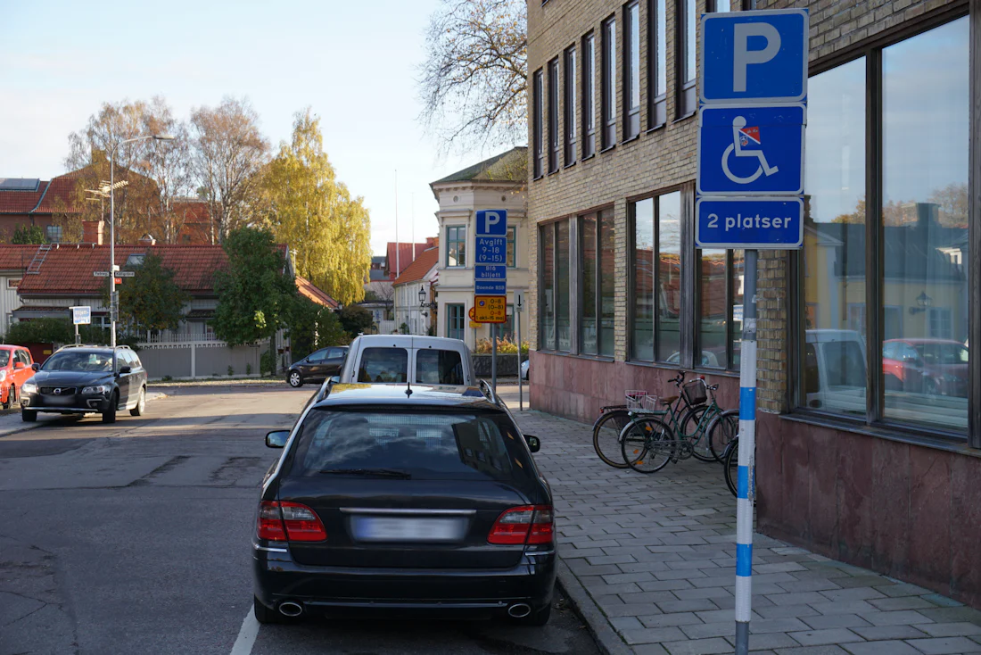 Stanna och Parkera: Parkeringsregler, Datumparkering & Skyltar